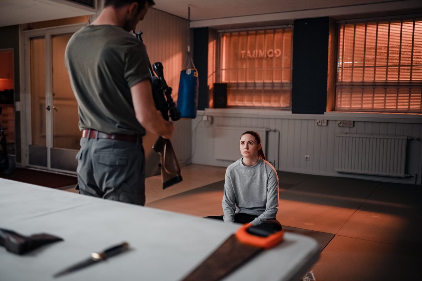 カレン・ギラン主演 敵は、もうひとりの自分‥‥オリジナル vs クローンの死闘を描いたSFスリラー 映画『デュアル』特報映像が公開 - otocoto | こだわりの映画エンタメサイト