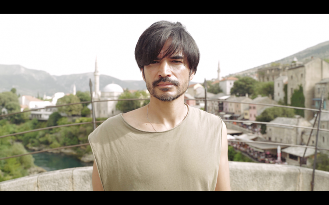 旧ユーゴスラビアの巨大建造物を背景に、現実と虚構を行き来するラブサスペンス 映画『すべて、至るところにある』 - otocoto | こだわりの映画エンタメサイト