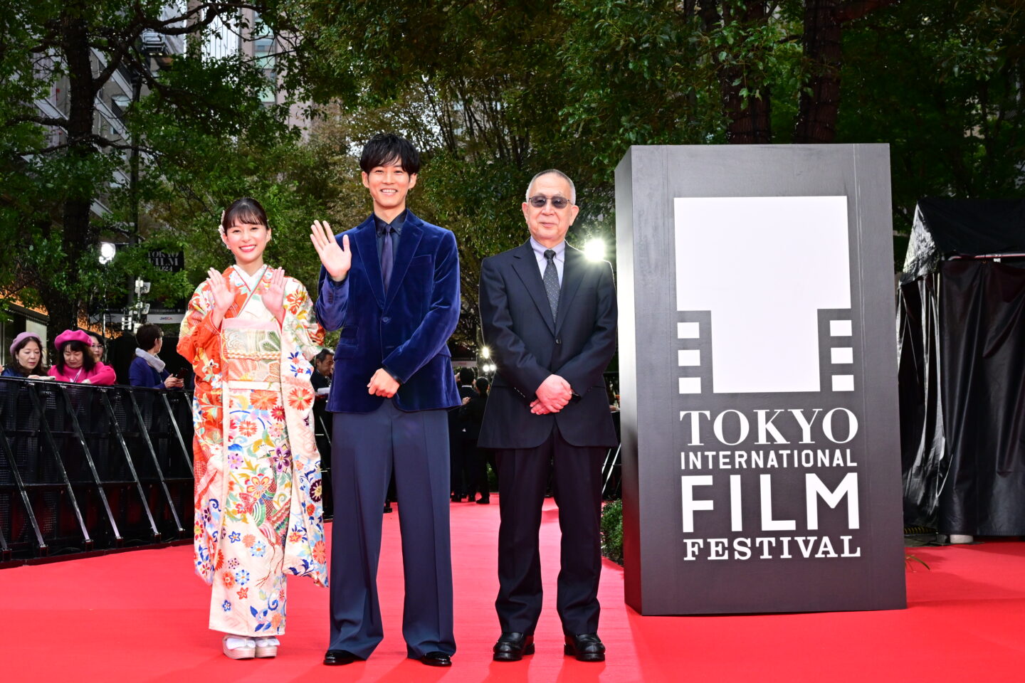 松坂桃李＆芳根京子＆小泉堯史監督が、第37回東京国際映画祭 レッドカーペットに登場 映画『雪の花 ―ともに在りて―』 - otocoto | こだわりの映画エンタメサイト
