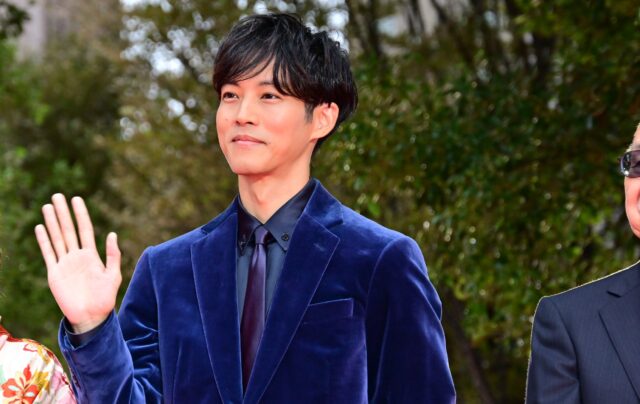 松坂桃李＆芳根京子＆小泉堯史監督が、第37回東京国際映画祭 レッドカーペットに登場 映画『雪の花 ―ともに在りて―』 - otocoto | こだわりの映画エンタメサイト