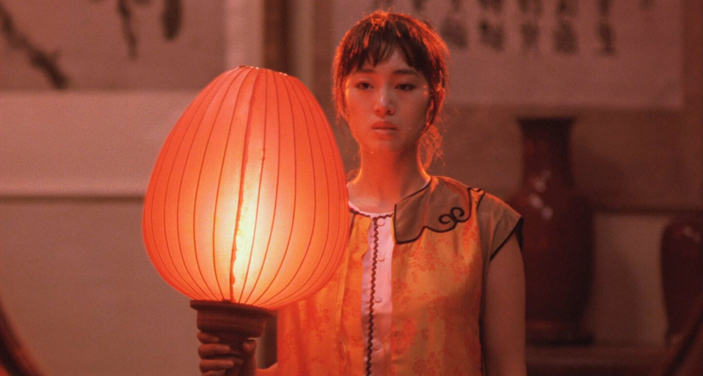 デビュー作『紅いコーリャン』から代表的な3作品がHDレストア版でスクリーンに甦る 「張芸諜 チャン・イーモウ 艶やかなる紅の世界」 - otocoto | こだわりの映画エンタメサイト